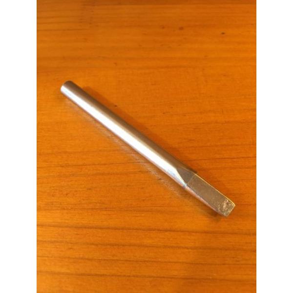 先がマイナスドライバーのような形になっています。当店で販売しているHK545・HK790のどちらのはんだごてにも合います。ドライバー1本で簡単に交換できます。