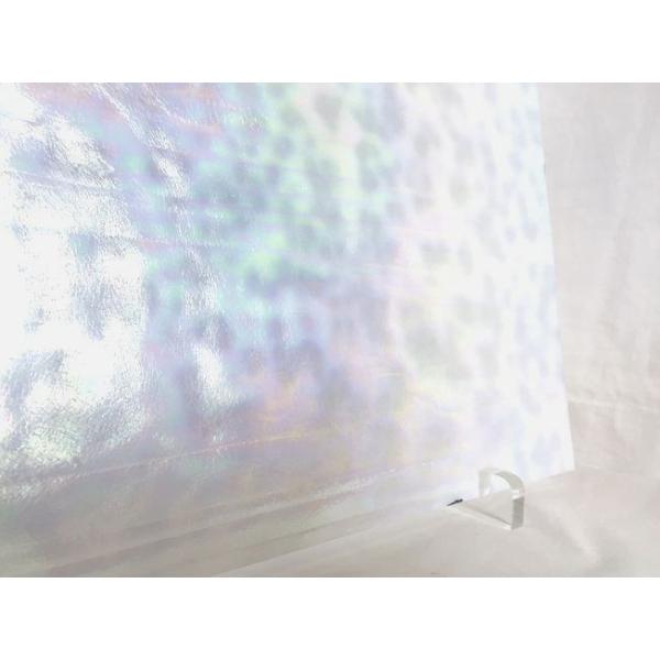 約30cm×約22cm。ホワイト。イリデセント。リングモトルに定評があり、ティファニーランプに使うガラスとしても人気があります。■下記の点につきまして、予めご了承下さい。■1，角に欠けがある場合が御座います。2，混ざりのあるガラスの場合、色...