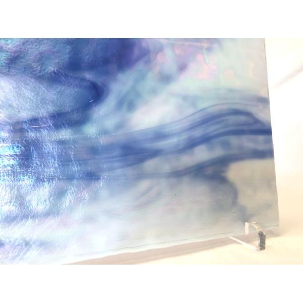 約30cm×約22cm。ホワイト・コバルトブルー。イリデセント。リングモトルに定評があり、ティファニーランプに使うガラスとしても人気があります。■下記の点につきまして、予めご了承下さい。■1，角に欠けがある場合が御座います。2，混ざりのある...