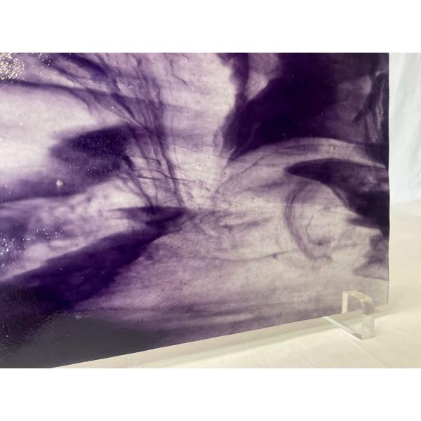 約30cm×約22cm。ホワイト・パープル。リングモトルに定評があり、ティファニーランプに使うガラスとしても人気があります。■下記の点につきまして、予めご了承下さい。■1，角に欠けがある場合が御座います。2，混ざりのあるガラスの場合、色の偏...