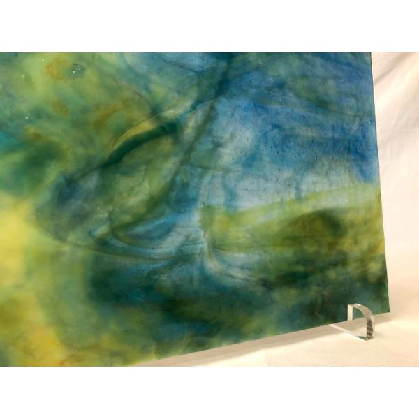 約30cm×約22cm。ホワイト・濃淡のブルー・イエロー。リングモトルに定評があり、ティファニーランプに使うガラスとしても人気があります。■下記の点につきまして、予めご了承下さい。■1，角に欠けがある場合が御座います。2，混ざりのあるガラス...