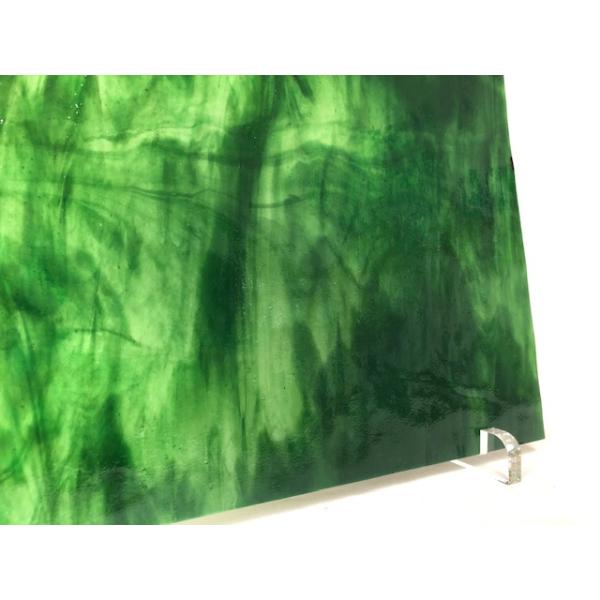 約30cm×約22cm。ダークグリーン。リングモトルに定評があり、ティファニーランプに使うガラスとしても人気があります。■下記の点につきまして、予めご了承下さい。■1，角に欠けがある場合が御座います。2，混ざりのあるガラスの場合、色の偏りが...