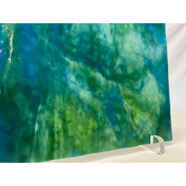 約30cm×約22cm。ホワイト・グリーン・ブルー。リングモトルに定評があり、ティファニーランプに使うガラスとしても人気があります。■下記の点につきまして、予めご了承下さい。■1，角に欠けがある場合が御座います。2，混ざりのあるガラスの場合...