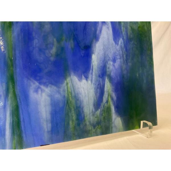 約30cm×約22cm。ブルー・グリーン。リングモトルに定評があり、ティファニーランプに使うガラスとしても人気があります。■下記の点につきまして、予めご了承下さい。■1，角に欠けがある場合が御座います。2，混ざりのあるガラスの場合、色の偏り...