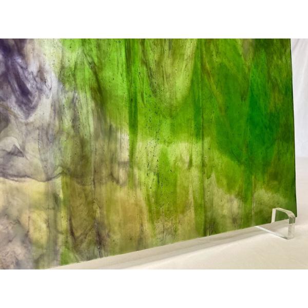 約30cm×約22cm。ホワイト・アンバー・グリーン・ブラウン。リングモトルに定評があり、ティファニーランプに使うガラスとしても人気があります。■下記の点につきまして、予めご了承下さい。■1，角に欠けがある場合が御座います。2，混ざりのある...