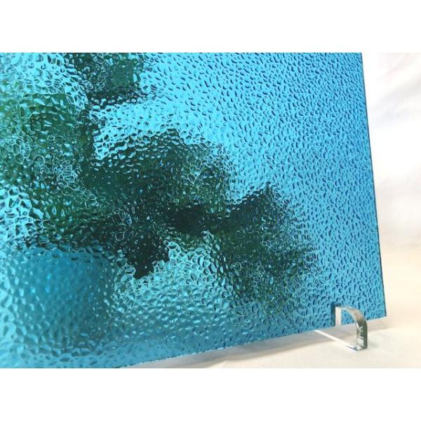 約20cm×約35cm。アクアブルー。古い歴史のあるアメリカのウィスマーク社のガラスです。綺麗な長方形ではない場合が御座います。海外からの輸入ガラスですので、製造時からの異物や気泡、また、小さな傷や角の欠けなどが入っている場合が御座いますが...