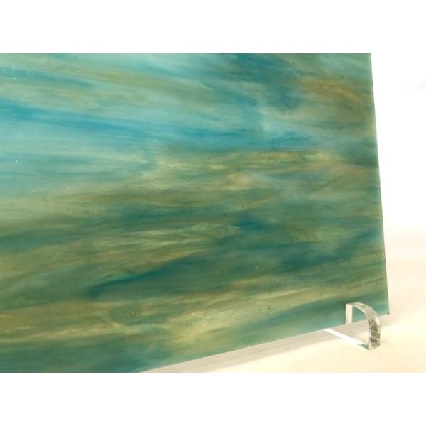 約20cm×約35cm。スカイブルー・ライトアンバー。古い歴史のあるアメリカのウィスマーク社のガラスです。綺麗な長方形ではない場合が御座います。海外からの輸入ガラスですので、製造時からの異物や気泡、また、小さな傷や角の欠けなどが入っている場...