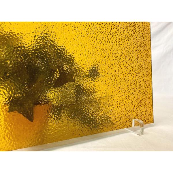 約20cm×約35cm。アンバー。古い歴史のあるアメリカのウィスマーク社のガラスです。綺麗な長方形ではない場合が御座います。海外からの輸入ガラスですので、製造時からの異物や気泡、また、小さな傷や角の欠けなどが入っている場合が御座いますが、そ...