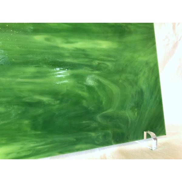 約20cm×約35cm。ダークグリーン・ホワイト。古い歴史のあるアメリカのウィスマーク社のガラスです。綺麗な長方形ではない場合が御座います。海外からの輸入ガラスですので、製造時からの異物や気泡、また、小さな傷や角の欠けなどが入っている場合が...