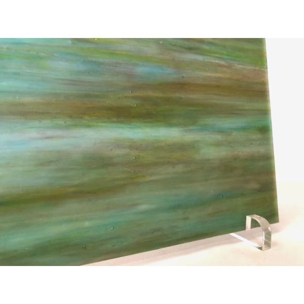 約20cm×約35cm。ライムグリーン・ブルー・アンバー・ホワイト。古い歴史のあるアメリカのウィスマーク社のガラスです。綺麗な長方形ではない場合が御座います。海外からの輸入ガラスですので、製造時からの異物や気泡、また、小さな傷や角の欠けなど...