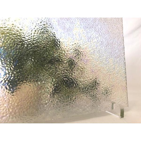 約20cm×約35cm。ダイヤ。イリデセント。古い歴史のあるアメリカのウィスマーク社のガラスです。綺麗な長方形ではない場合が御座います。海外からの輸入ガラスですので、製造時からの異物や気泡、また、小さな傷や角の欠けなどが入っている場合が御座...