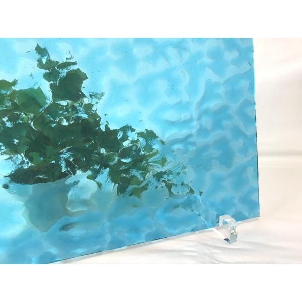 約20cm×約35cm。フレミッシュのアクアブルー。古い歴史のあるアメリカのウィスマーク社のガラスです。綺麗な長方形ではない場合が御座います。海外からの輸入ガラスですので、製造時からの異物や気泡、また、小さな傷や角の欠けなどが入っている場合...