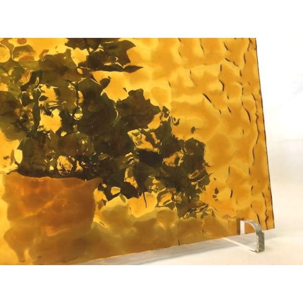 約20cm×約35cm。フレミッシュのアンバー。古い歴史のあるアメリカのウィスマーク社のガラスです。綺麗な長方形ではない場合が御座います。海外からの輸入ガラスですので、製造時からの異物や気泡、また、小さな傷や角の欠けなどが入っている場合が御...