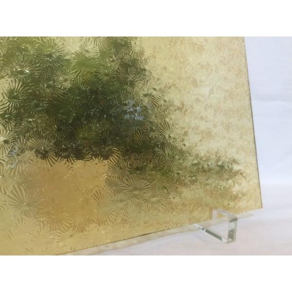 約20cm×約35cm。フロレンティン・ミディアムアンバー。古い歴史のあるアメリカのウィスマーク社のガラスです。綺麗な長方形ではない場合が御座います。海外からの輸入ガラスですので、製造時からの異物や気泡、また、小さな傷や角の欠けなどが入って...