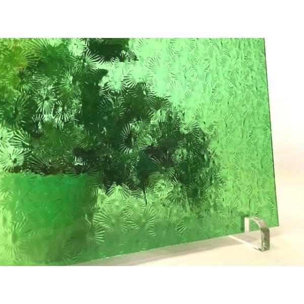 約20cm×約35cm。ライトグリーン。フロレンティン。古い歴史のあるアメリカのウィスマーク社のガラスです。綺麗な長方形ではない場合が御座います。海外からの輸入ガラスですので、製造時からの異物や気泡、また、小さな傷や角の欠けなどが入っている...