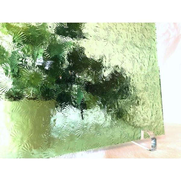 約20cm×約35cm。淡い草色のグリーン。フロレンティン。古い歴史のあるアメリカのウィスマーク社のガラスです。綺麗な長方形ではない場合が御座います。海外からの輸入ガラスですので、製造時からの異物や気泡、また、小さな傷や角の欠けなどが入って...