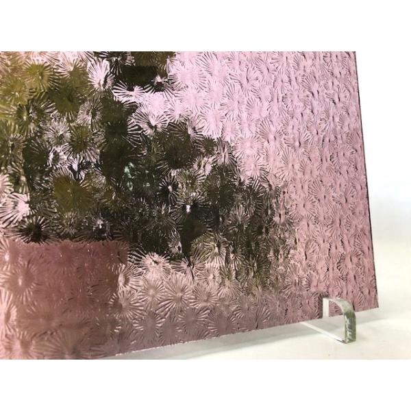 約20cm×約35cm。ライトパープルのフロレンティン。古い歴史のあるアメリカのウィスマーク社のガラスです。●●ガラスサイズに関して●●ガラスのサイズは、±1cm以内までは差額を返金することも頂くことも御座いません。入荷やカットの状況により...