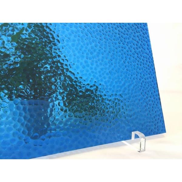 約20cm×約35cm。ハンマードのブルー。古い歴史のあるアメリカのウィスマーク社のガラスです。●●ガラスサイズに関して●●ガラスのサイズは、±1cm以内までは差額を返金することも頂くことも御座いません。入荷やカットの状況により若干の誤差が...