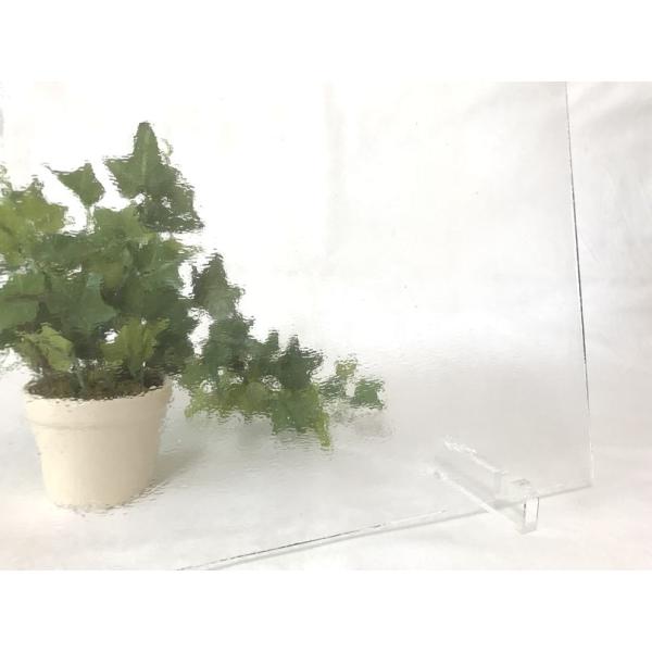 約20cm×約35cm。クリアー。膨張係数96のガラスです。フュージング用としてもステンドグラス用としてもお使い頂けます。古い歴史のあるアメリカのウィスマーク社のガラスです。綺麗な長方形ではない場合が御座います。海外からの輸入ガラスですので...