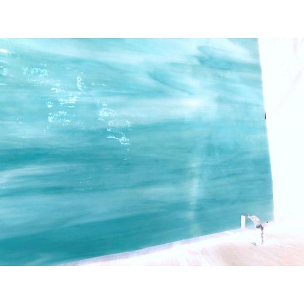 約20cm×約35cm。ホワイトにスカイブルーの流れ。古い歴史のあるアメリカのウィスマーク社のガラスです。綺麗な長方形ではない場合が御座います。海外からの輸入ガラスですので、製造時からの異物や気泡、また、小さな傷や角の欠けなどが入っている場...