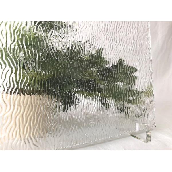 約20cm×約35cm。ストリームX・クリアー。古い歴史のあるアメリカのウィスマーク社のガラスです。綺麗な長方形ではない場合が御座います。海外からの輸入ガラスですので、製造時からの異物や気泡、また、小さな傷や角の欠けなどが入っている場合が御...