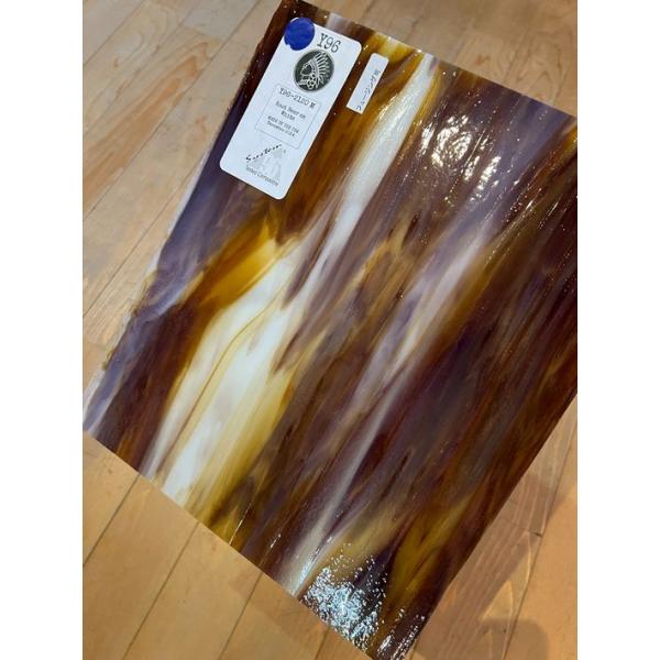 約30cm×約25cm。1点もののため、写真が現物となりますので、色味などは写真をご確認下さい。COE96で、フュージングにも利用可能です。製造時よりあるガラスのシワや、小さな傷がある場合が御座いますが、予めご了承下さい。