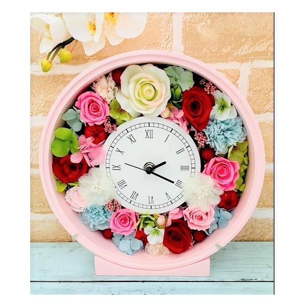 【ハンドメイド品】（※薄いピンク色の時計がメーカー切れの場合、白色の時計で対応致します）　直径：24cm奥行：8.5cm　　素材：木製　ガラス付き※ムーブメントには一年間の保証が付きます。薔薇・一部の紫陽花・カーネーション・ライスフラワーが...