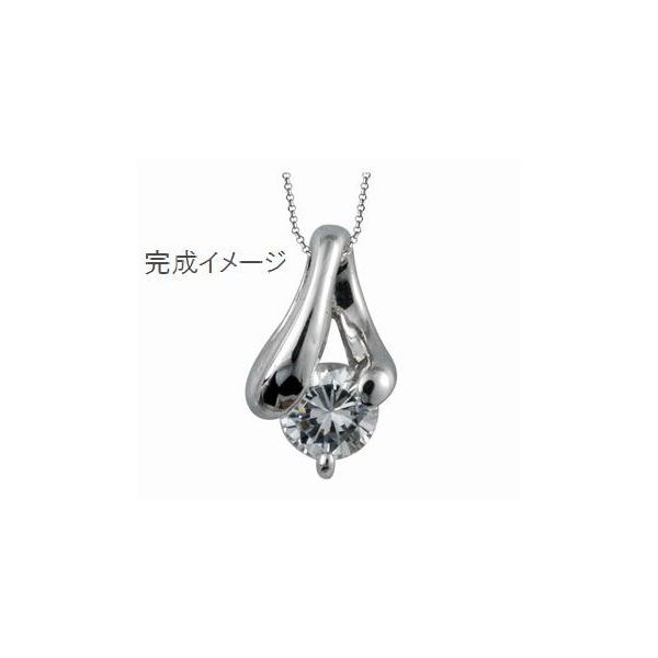 　お手持ちの宝石が 変身！3点留めペンダント。トップのみ＊写真は完成制作例です。中央の宝石はお客様お手持ちのものを使用します。＊ラウンドカット宝石用枠です。（色石もＯＫ）＊価格はプラチナ９００ペンダントトップ枠と中石留め加工の完成金額です＊...