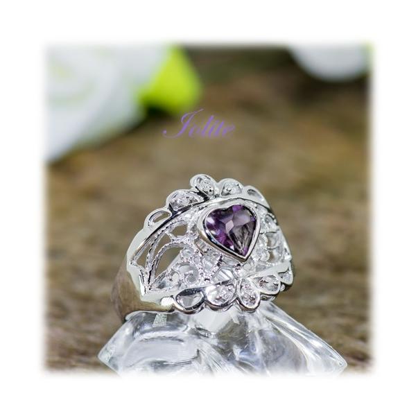 ハート型のアイオライトを使用したクラシカルでエレガントなデザインのリングです。アイオライトはバフカットで0.6ct、縦約6.0mm×横約6.0mmの大きさです。 輝き良いダイヤモンドを上下に留め華やかさと可愛らしさを演出、指先にティアラをま...