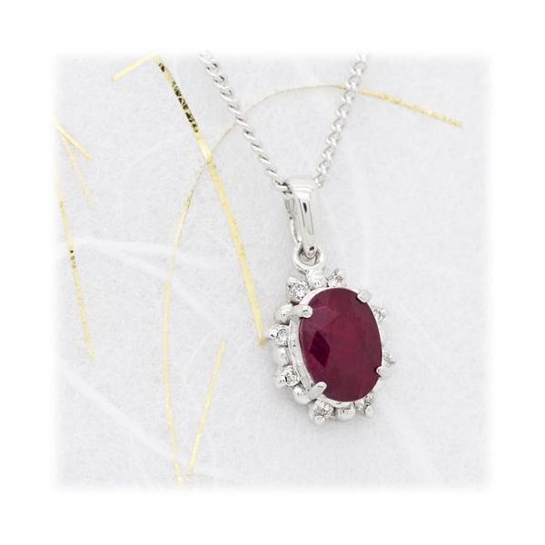 ミャンマー産ルビー大粒1.0ctを使用しダイヤモンドで取り巻いたエレガントで大人可愛いデザインのペンダントです。Pt100の枠に留められたルビー、ほんのりローズかかった赤色が優美な姿で煌めいています。ルビーがあなたの胸元を艶やかに彩りオシャ...