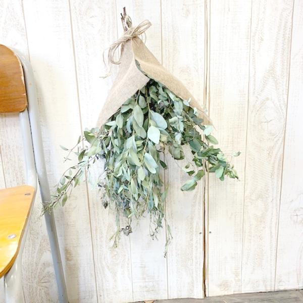【発売日：2023年07月31日】セール！やすらぎの香りのユーカリ。ドライフラワーのスワッグにしてセピアなイメージをお部屋に。※ユーカリの種類は仕入れの状況により異なります。※映り込んでいる雑貨や什器などは商品に含まれません。ハーバリューム...