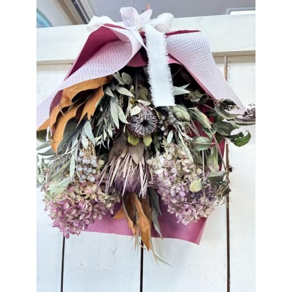 【発売日：2025年06月06日】プロテア・グレビレアなどのワイルドフラワー人気花材使用。ドライフラワーのスワッグにしてセピアなイメージをお部屋に。一つ一つハンドメイドでおつくりしております。画像のイメージで作成いたします。※映り込んでいる...