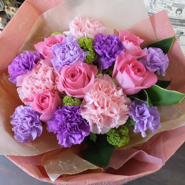 【発売日：2026年03月31日】5月7日〜10日の期間お届けお届日の日時指定不可です。ムーンダスト紫の神秘的なカーネーションをたっぷり使った永遠の幸せをねがう透明感あふれる花束。優しい気持ちがいっぱい詰まったギフトに。【お届けできない地域...