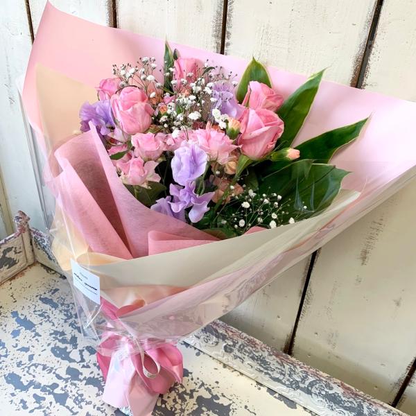 【発売日：2025年01月20日】春のお祝い事にピッタリ！バラ・スイトピー・かすみ草などウキウキするお花がたくさん！お誕生日・結婚記念日・バレンタインデー・ホワイトデー・卒業式・ひな祭り・歓迎送迎・結婚祝・退職祝・記念日・開店祝 ・出産祝・...