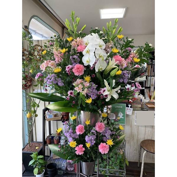 【ご葬儀・お通夜・告別式】　福島市内のみの配達季節の花材でお作り致します福島市外の配達は【イーフローラ】よりお届けします　地方配送の際はそれぞれの習慣や斎場に合わせた様式でのお届けとなります。　スタンド什器・名札は担当花屋が回収いたします※...