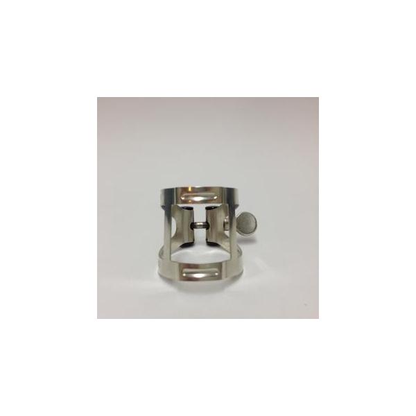 リードを適切かつ均等な締め付けで開発されたM/Oリガチャー。素早いレスポンスと切れ味の良いアーティキュレーションでより豊かな表現を実現します。ピューターは軽い吹奏感で高音域でもしっかりとした音色です。プラスチックキャップ付きです。※実店舗と...