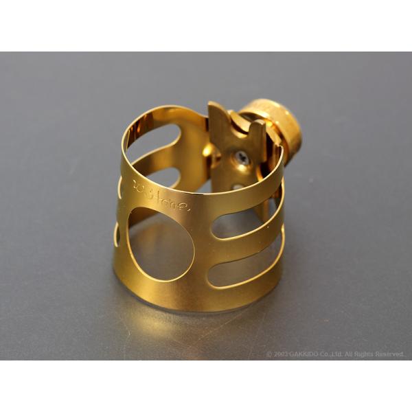 素材に銅または銀無垢をした、2本のレールでリードを支えるリガチャー。ボリュームの大きさとレスポンスの速さを併せ持ち、重いながらも柔らかく伸びのある音色が得られます。スタンダードモデルと比べサウンドは明るめで吹奏感は軽めになります。リードに当...