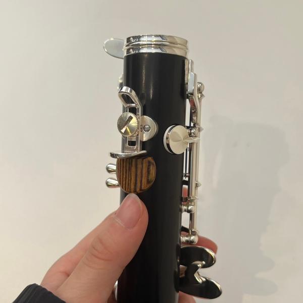 トニック楽器限定仕様のポコーテ！！無くなり次第終了Woodonプレミアムが発売されました。下管の下に貼り付けることで右手の負担を軽減してくれます。またフィンガリングがとても楽になるアイテムです。また今回のプレミアムでは、三種類の厚さから自分...