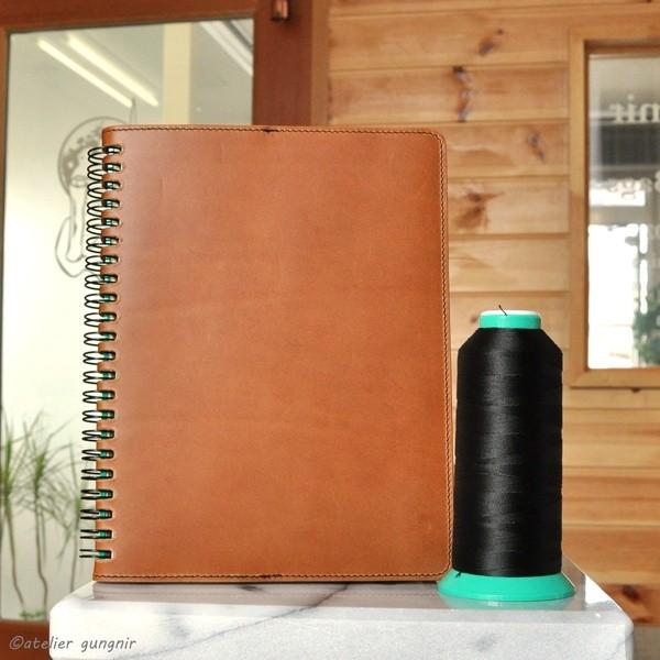 オーダーの際に、〇タイプ「ダイアリータイプ」「ノートタイプ」〇ペンホルダー「大（太さが14mmまでのペン）」「小（太さが12mmまでのペン）」オプションからお選びくださいませ。リングにひとつひとつ切り抜きをすることで、フィット感が増しました...