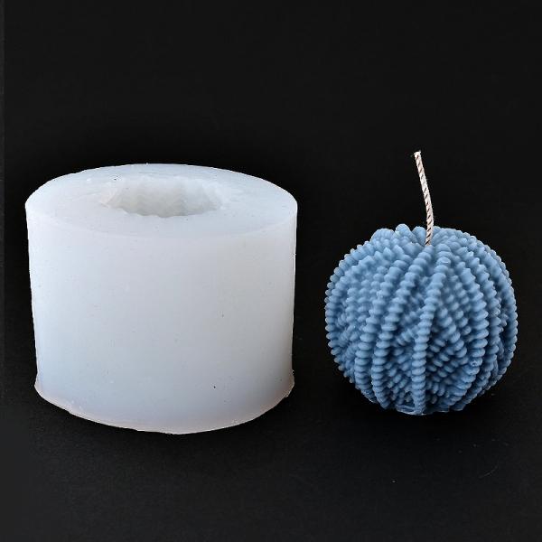 可愛らしい丸形 ニットボールが作れるシリコンモールドです。アロマキャンドルやソープ型などにおススメです。キャンドル芯を通す穴は開いていないので、芯を入れたい場合はご自身で穴をあけてご使用ください。作品例では画像の赤丸の位置にきりで穴を開け芯...