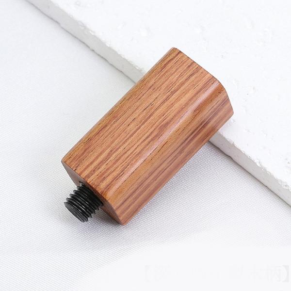 シーリングスタンプ用 四角柱ローズウッド ナチュラル木製ハンドルです。手紙やプレゼントなどに使用するシーリングスタンプの持ち手部分の付け替えパーツです。木材の色、木目等固体差があります。金属部分の色は、銀色・黒っぽい色のものが混在しています...
