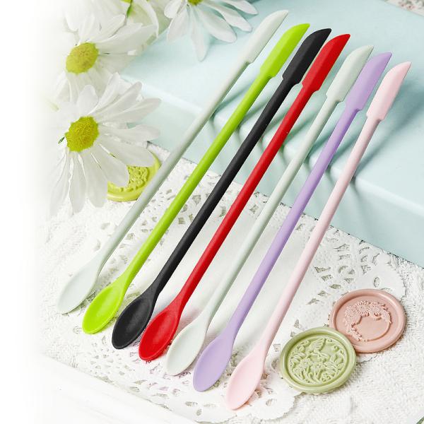 ワックスを混ぜる時に使用するシーリングスタンプ用のシリコン製マドラーです。シリコン素材の為、乾いたワックスは簡単に剥がすことができます。■サイズ約155mm■カラーレッド、ブルー、ラベンダー、グリーン、ピンク、ブラック