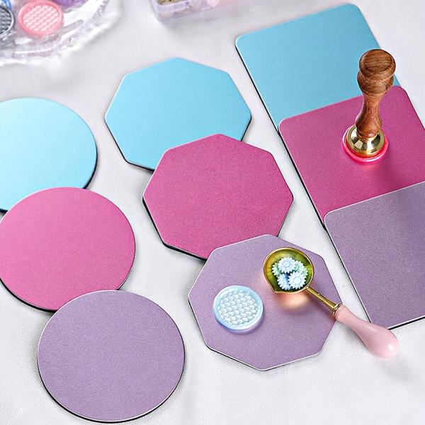 【アルミ製】シーリングワックス用スタンプ台 全9種■商品仕様・素材：表…アルミ合金／裏…EVAフォームパッド・厚み：約3mm・サイズ：円形 約9.2cm／四角形 約9.2cm／八角形 約9.8cm・カラー：ブルー／ピンク／パープル・形状：ラ...