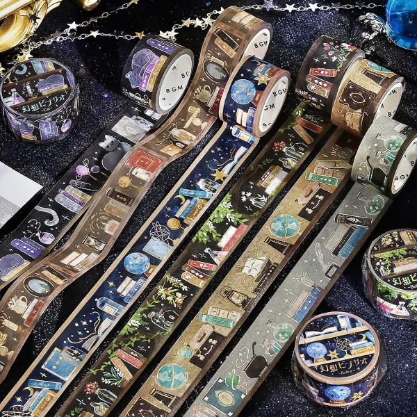 【予約・1月末発送】BGM マスキングテープ 幅20mm×5m巻 箔押し 幻想ビブリオ 全6種※1月末発送予定の予約商品です。魔法の世界の一室にある棚(本棚)をイメージし、幻想的な雰囲気で描きました。占星術や植物を使う魔法など、特徴的なモチ...