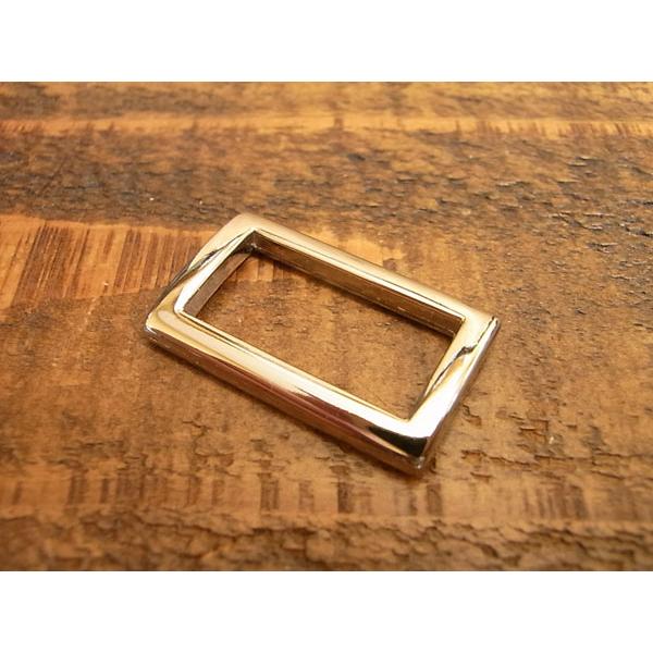 【発売日：2022年08月18日】高級感のある仕上がりのソリカンです。肉厚のあるしっかりした作りは、上質の革製品に最適ですバッグの持ち手、繋ぎ金具として使えばインパクトも大!サイズ　外寸　横28×縦17(mm)内寸　横21×縦10(mm)こ...