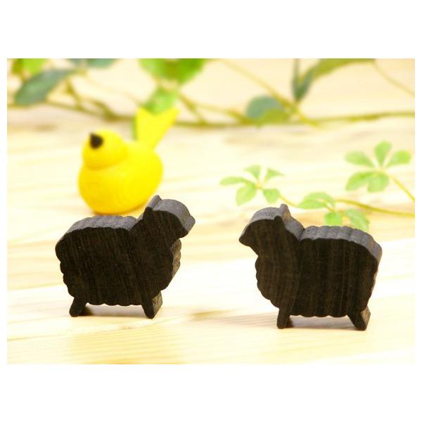 Larssons Tra（ラッセントレー）のミニチュアシリーズの登場です。シンプルで素朴なブラック羊のオブジェ。ハンドメイドされた温もりある木の質感は、お部屋に北欧の優しい雰囲気を届けてくれそうです。食器棚の中にちょこんと飾ったり、お手持ち...