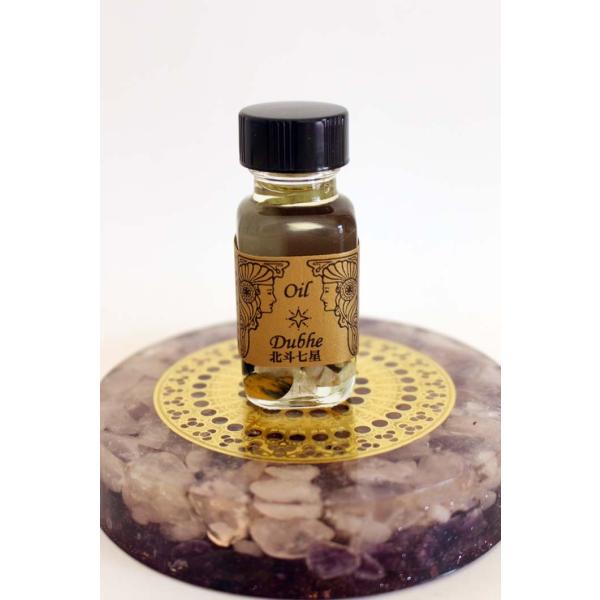 【発売日：2019年08月01日】アンシェントメモリーオイル　メモリーオイル　星　北斗七星　星に願いを※オイルの色は透明ですが、セージの葉が映って茶色っぽく見えています。北極星を守る魔除けの星、北斗七星。直観力と粘り強さ、ご先祖様とのつなが...