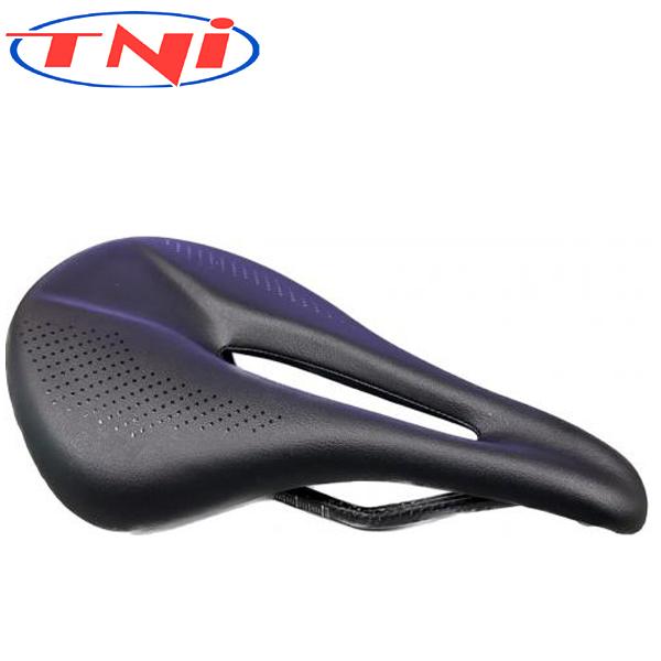 TNI ティーエヌアイ LiteFlyII カーボン サドルショートノーズ形状のカーボンサドル。穴あきタイプ。2種類のサドル幅から自分にあったサイズをお選びいただけます。LiteFly II カーボンサドルと比べ、サドル長が短くなり、パッド...