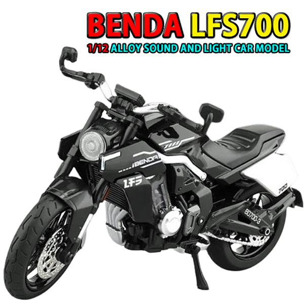 前後タイヤ・リアサスペンション・サイドスタンド可動　フロント舵切り可能リアショックを上から押すと、エンジンサウンドと共にヘッドライトが点滅します。全長約18.5cm　全幅約8.2cm　高さ約10cm使用電池：3 1.5v batteries...