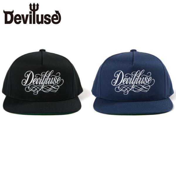 Scriptデザインが全面に刺繍されたスナップバックキャップです。シンプルなスタイリングのアクセントになるCAPです。バックアジャスターでサイズ調整可能です。・サイズフリーサイズ(頭周り56-61cm (バックアジャスター付き))素材コット...